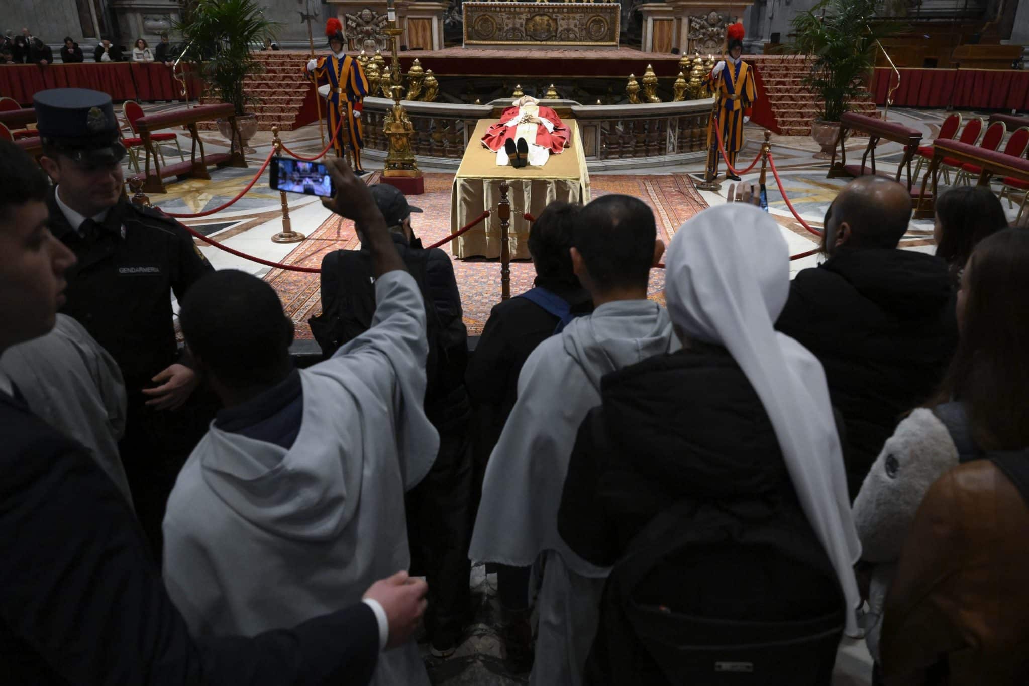 Thousands give final farewell to Pope Benedict | LA Catholics
